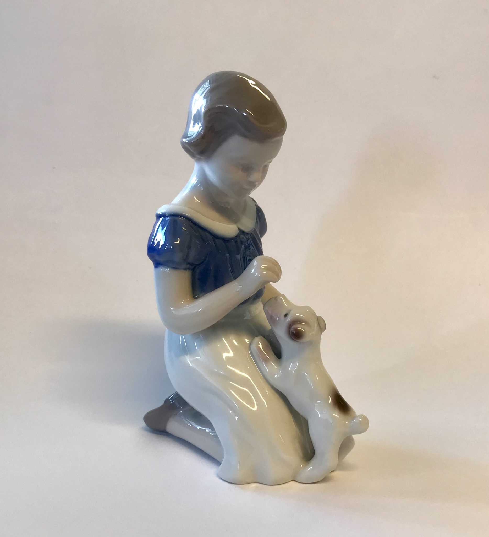 Bing & Grøndahl pige med hund-Fi2547 - Genbrugsauktion