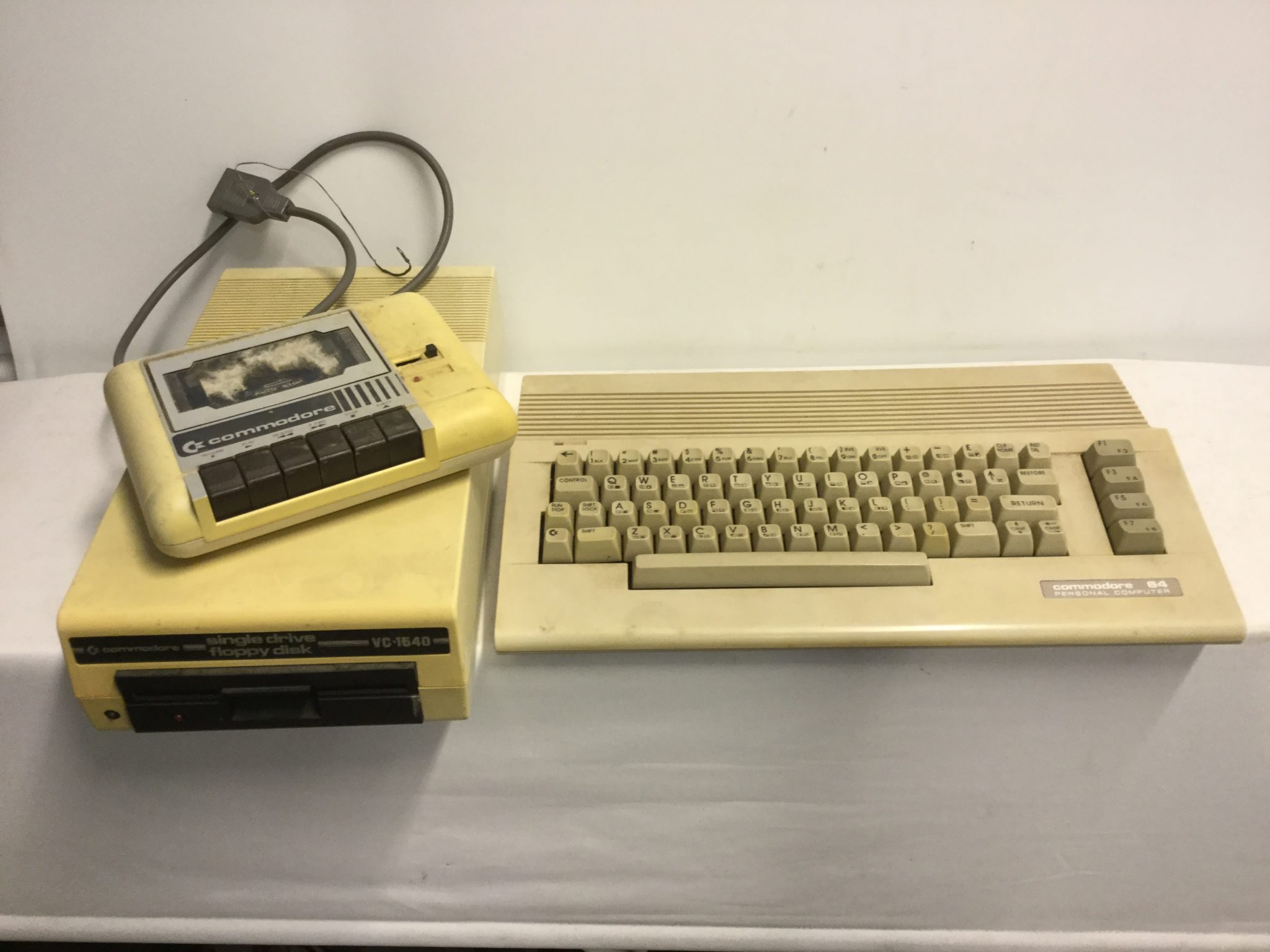 Commodore 64 m/ datasette & floppydisk, #389 - Genbrugsauktion