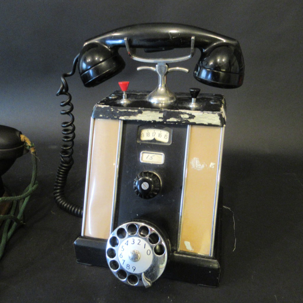 3 Gamle telefoner - Genbrugsauktion