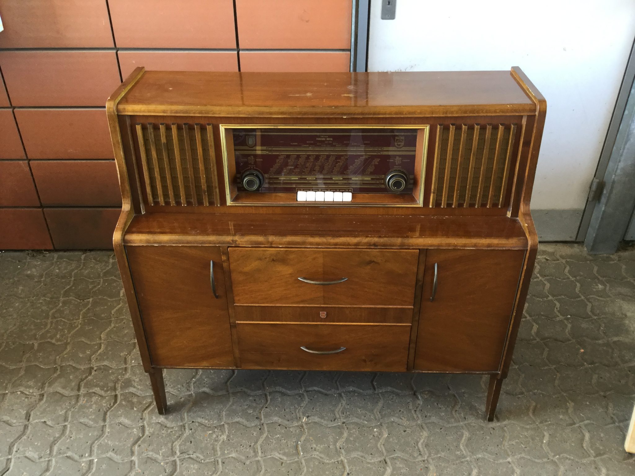 GL skab med radio og grammofon - SFG 279 - Genbrugsauktion